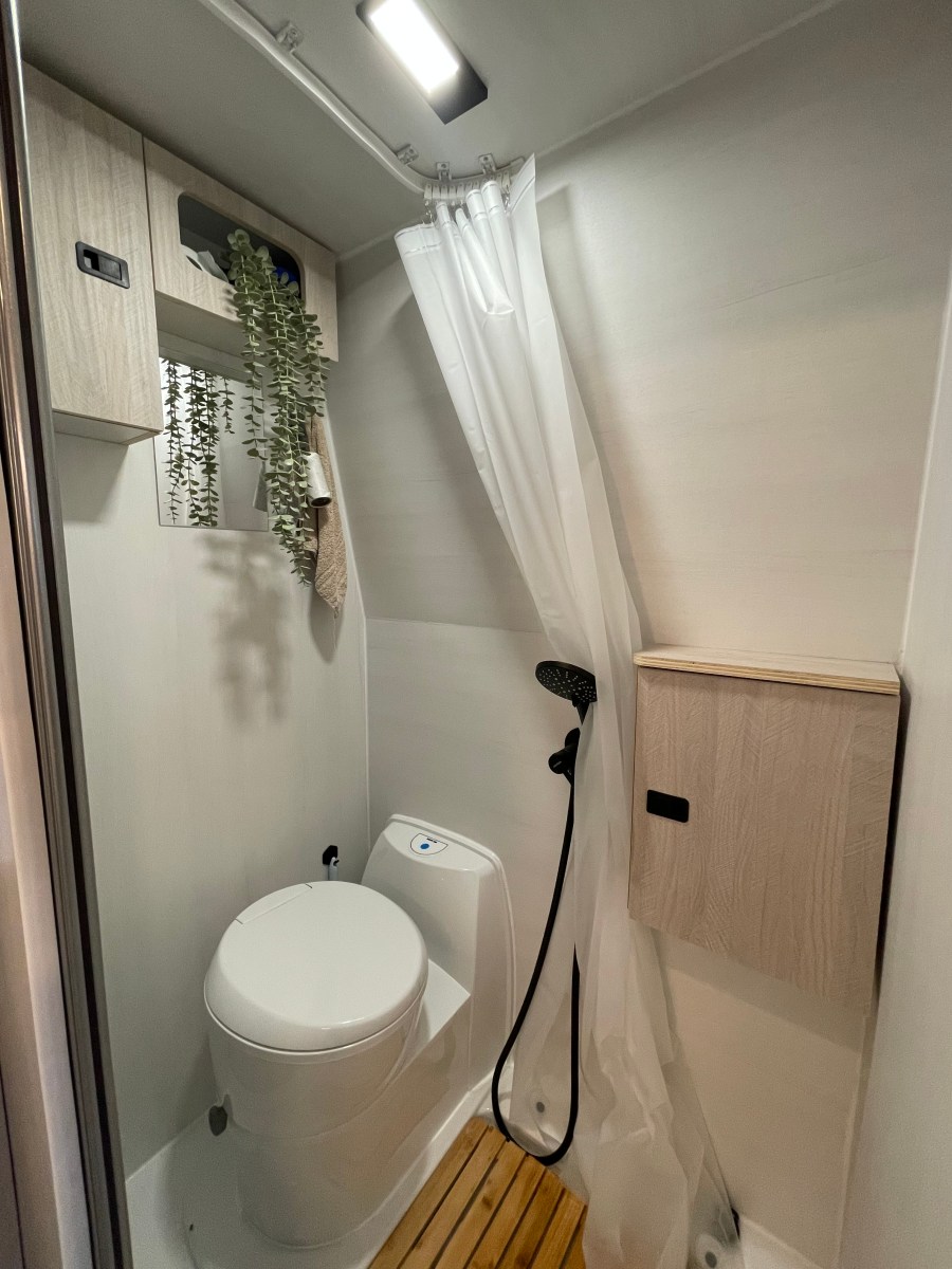 Instalación de WC y ducha – Studio Kamper